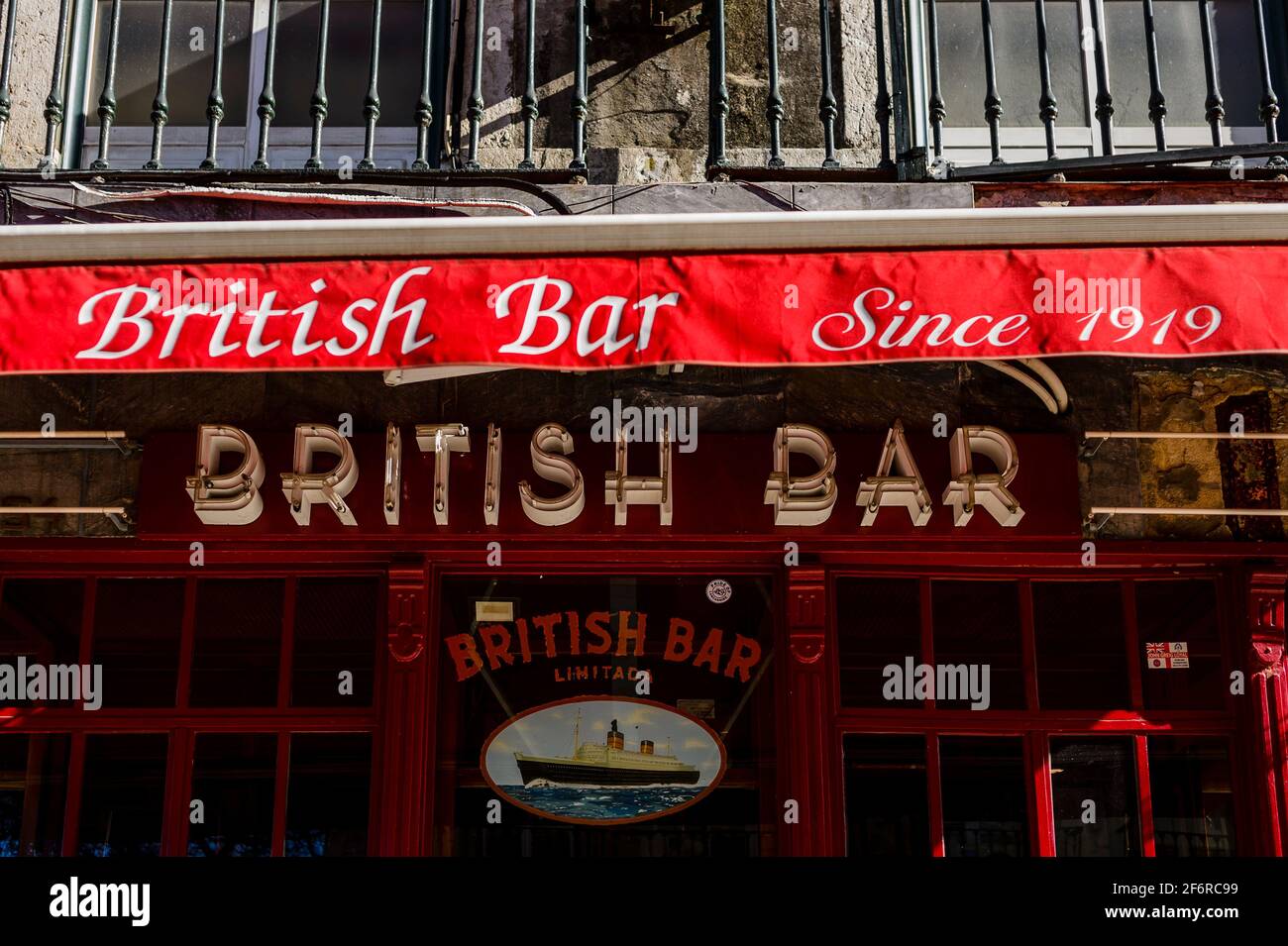 British bar hi-res stock photography and images - Alamy