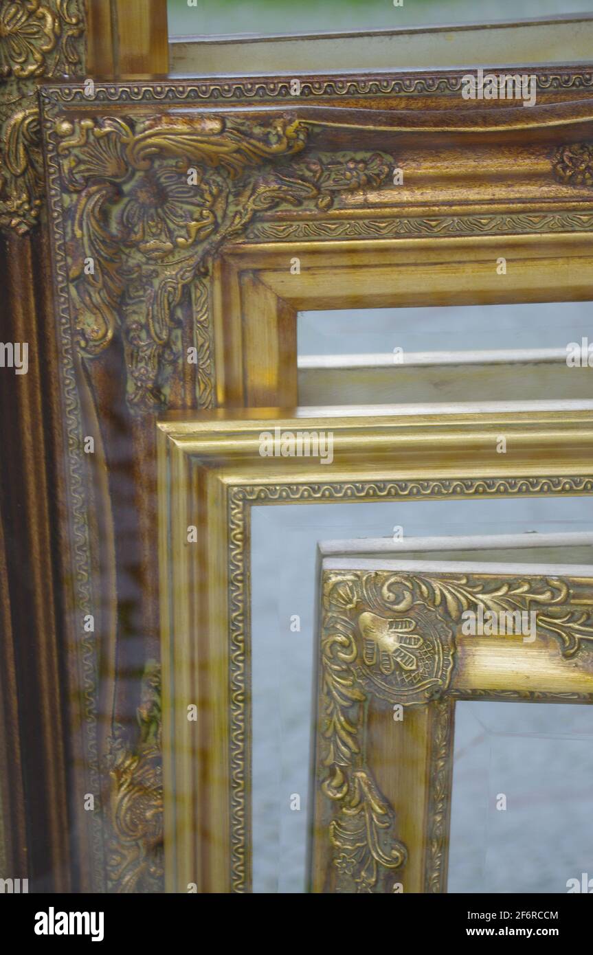 Mirrors display wall hi-res stock photography and images - Alamy