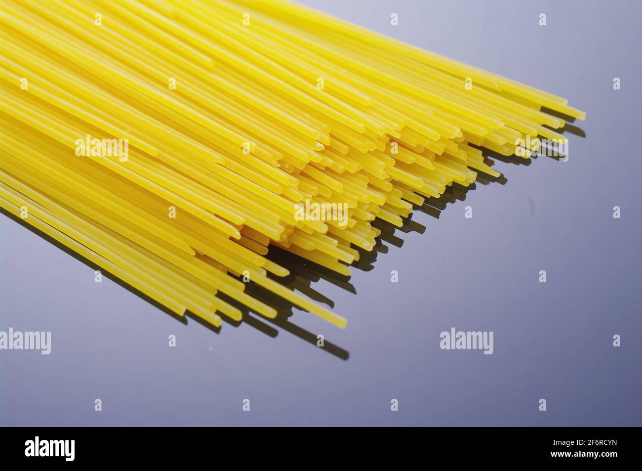 Dried strands of pasta hi-res stock photography and images - Alamy