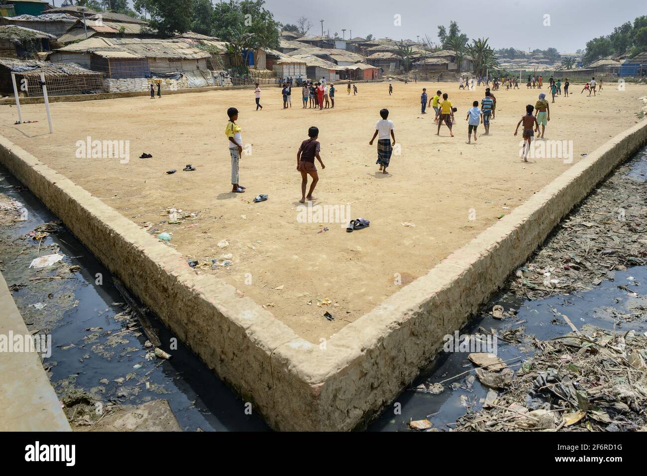 Refugee camp fencing hi-res stock photography and images - Alamy