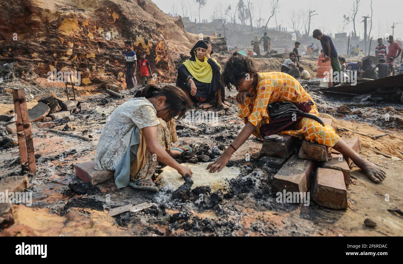 Rohingya Camp Fire Stock Photo - Alamy