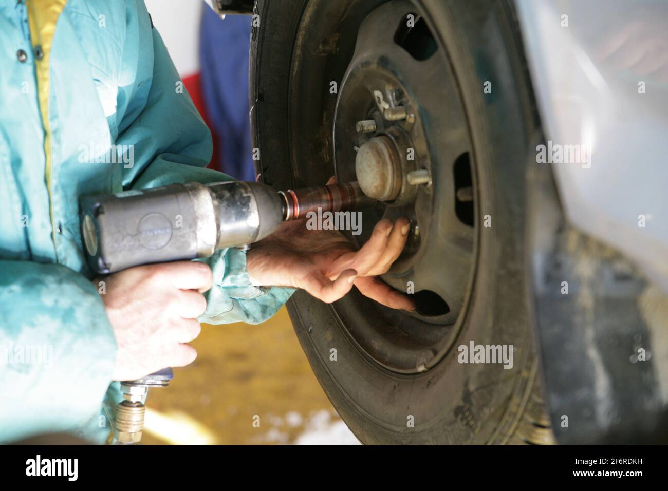 tire tyre change Stock Photo - Alamy