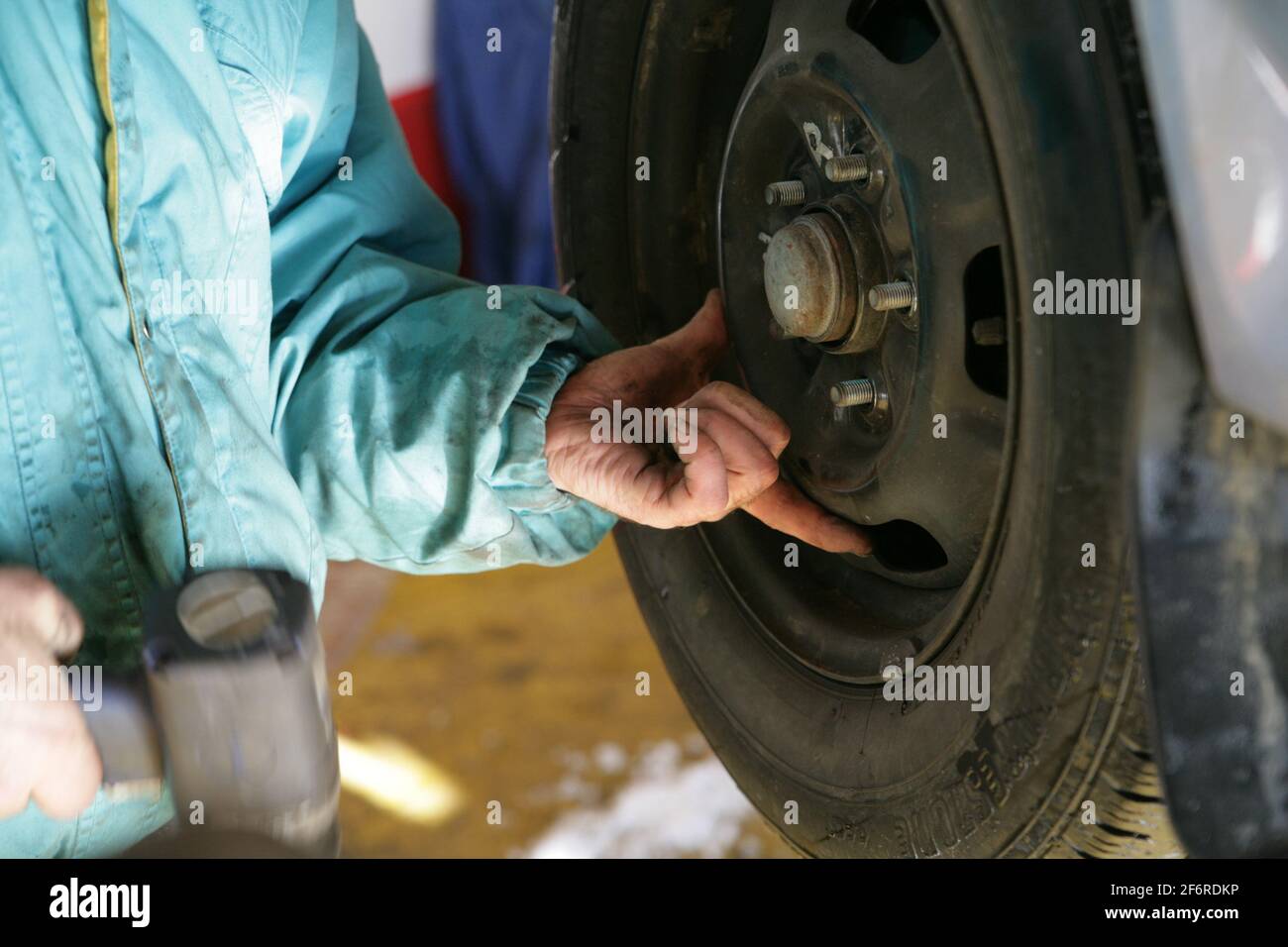 tire tyre change Stock Photo - Alamy