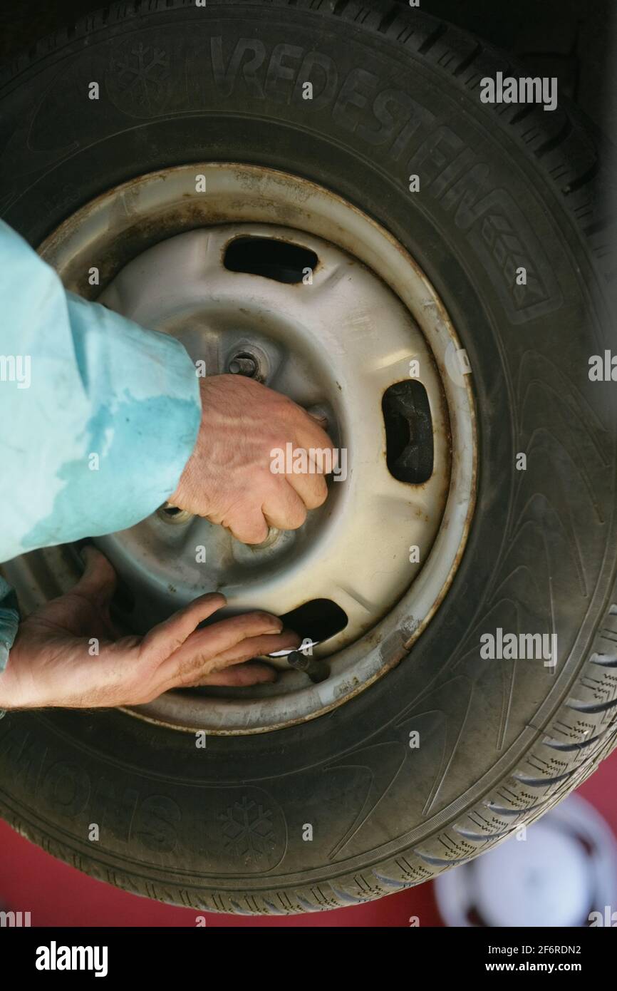 tire tyre change Stock Photo - Alamy
