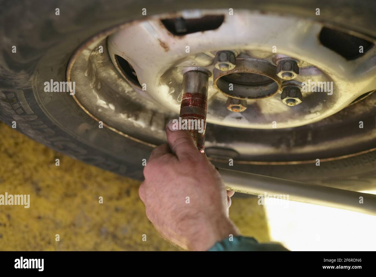 tire tyre change Stock Photo - Alamy