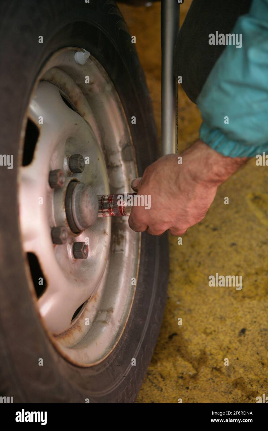 tire tyre change Stock Photo - Alamy