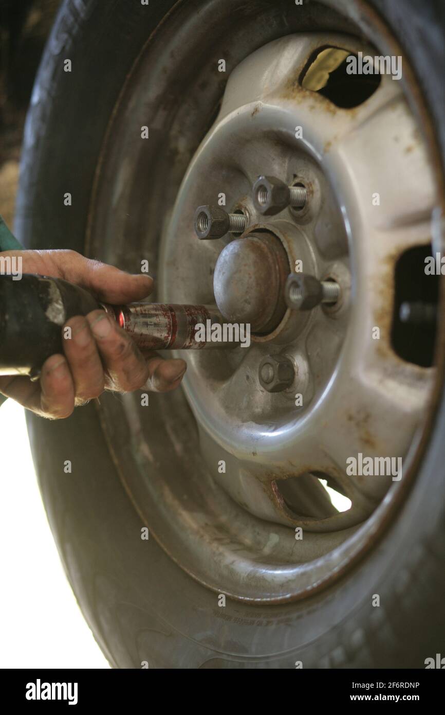 tire tyre change Stock Photo - Alamy