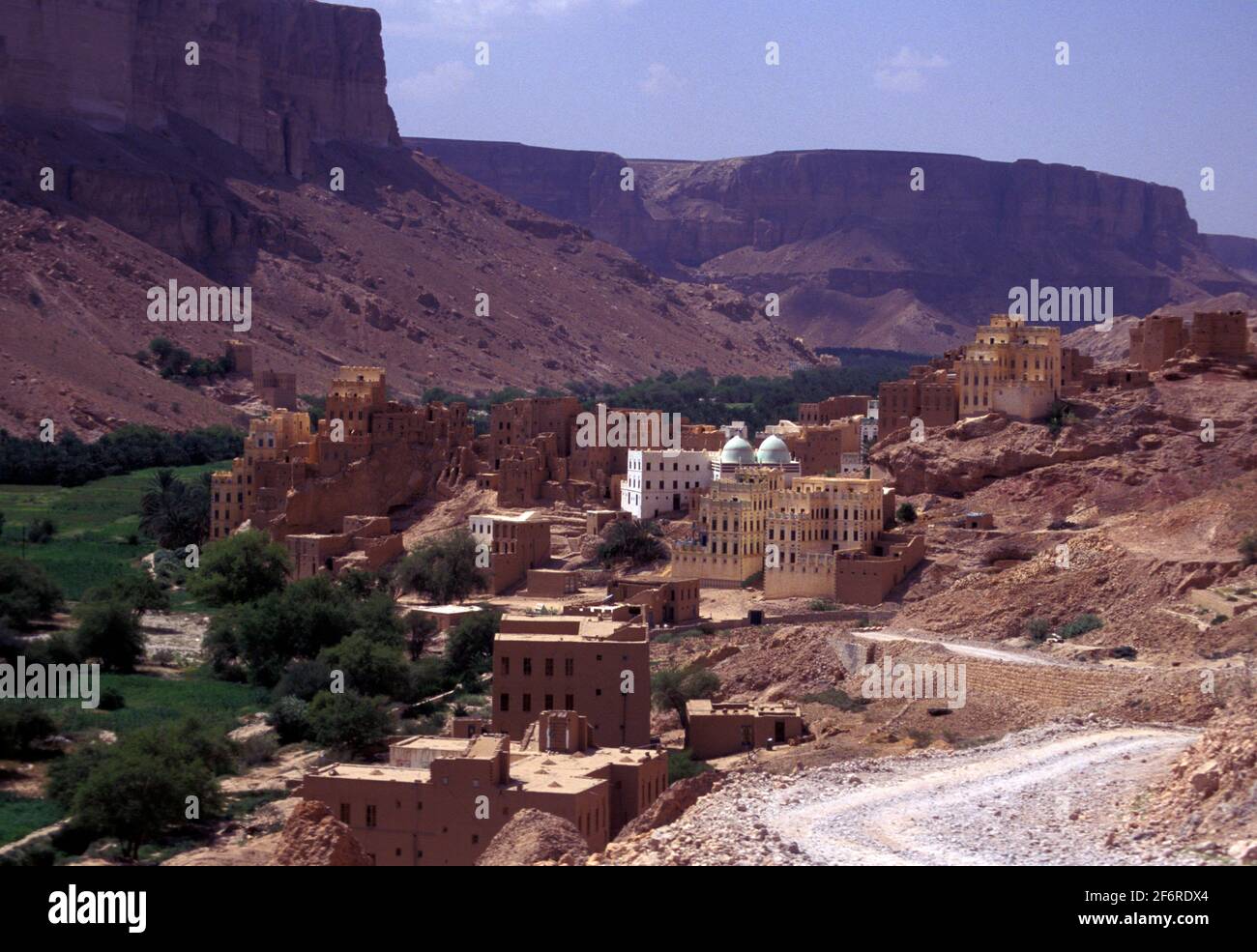 Villages along the canyon of Wadi Dawán, Hadhramaut Governorate, Yemen ...