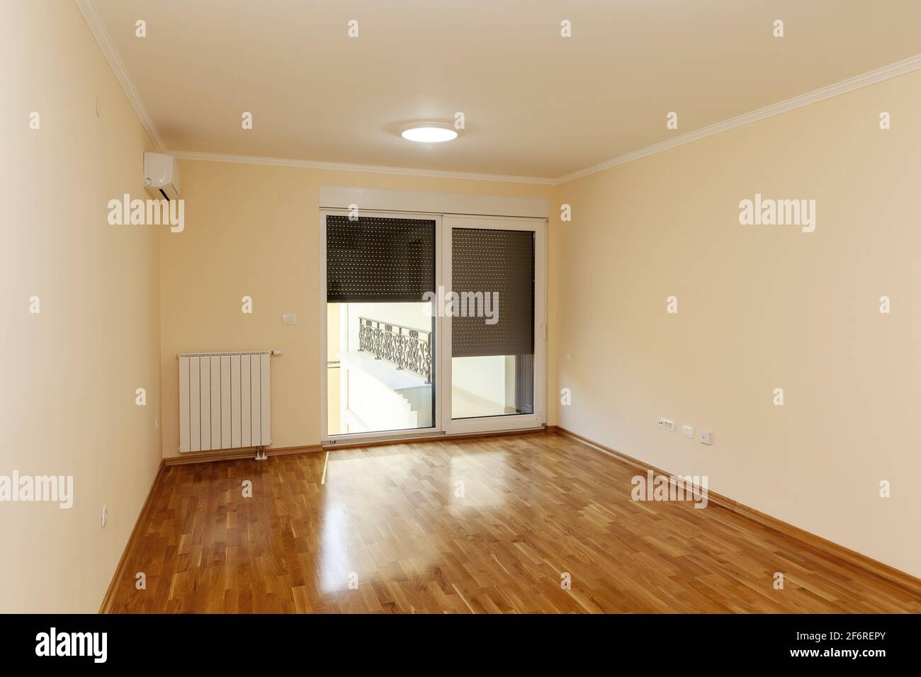 empty room with two windows and parquet Stock Photo - Alamy