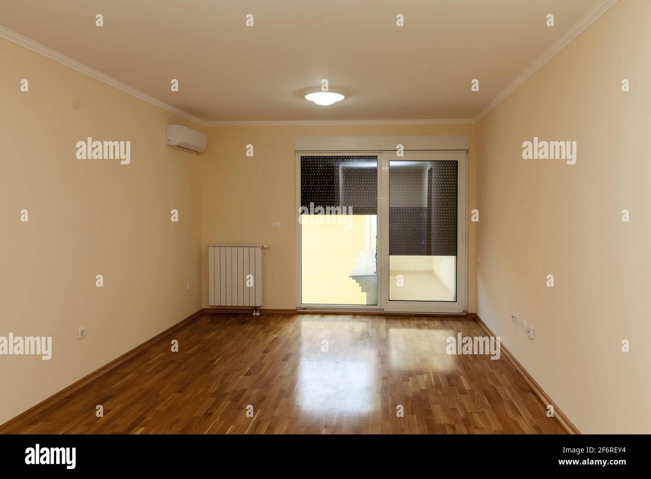 empty room with two windows and parquet Stock Photo - Alamy