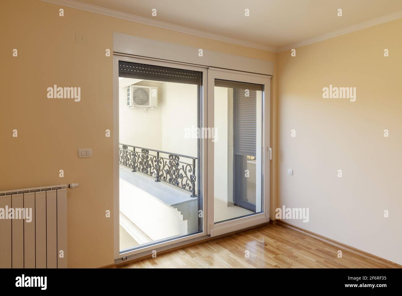 Empty room with two windows hi-res stock photography and images - Alamy