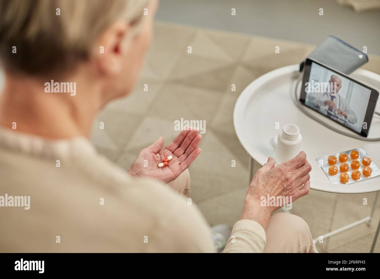 Virtual doctor visit tablet screen hi-res stock photography and images ...