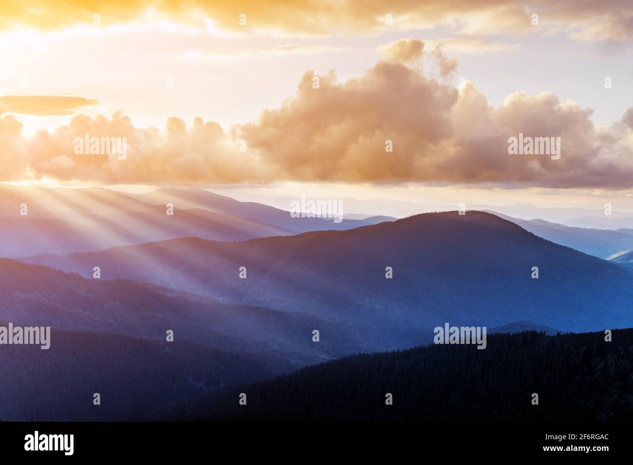 Dramatic misty morning sun rays hi-res stock photography and images - Alamy