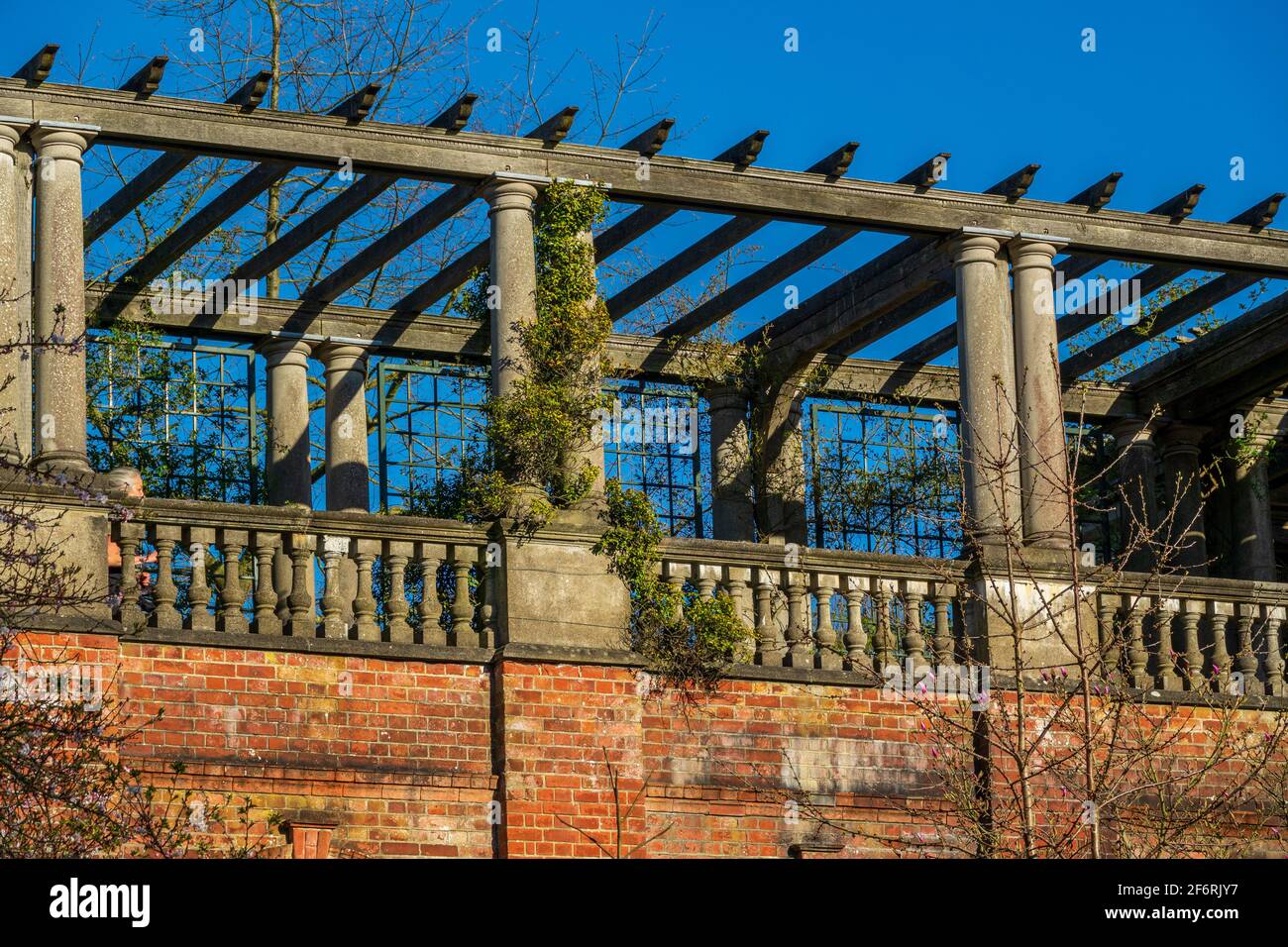 Pergola and hill garden hampstead hi-res stock photography and images ...