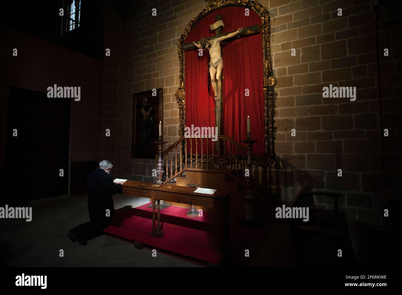 Kneeling priest hi-res stock photography and images - Alamy