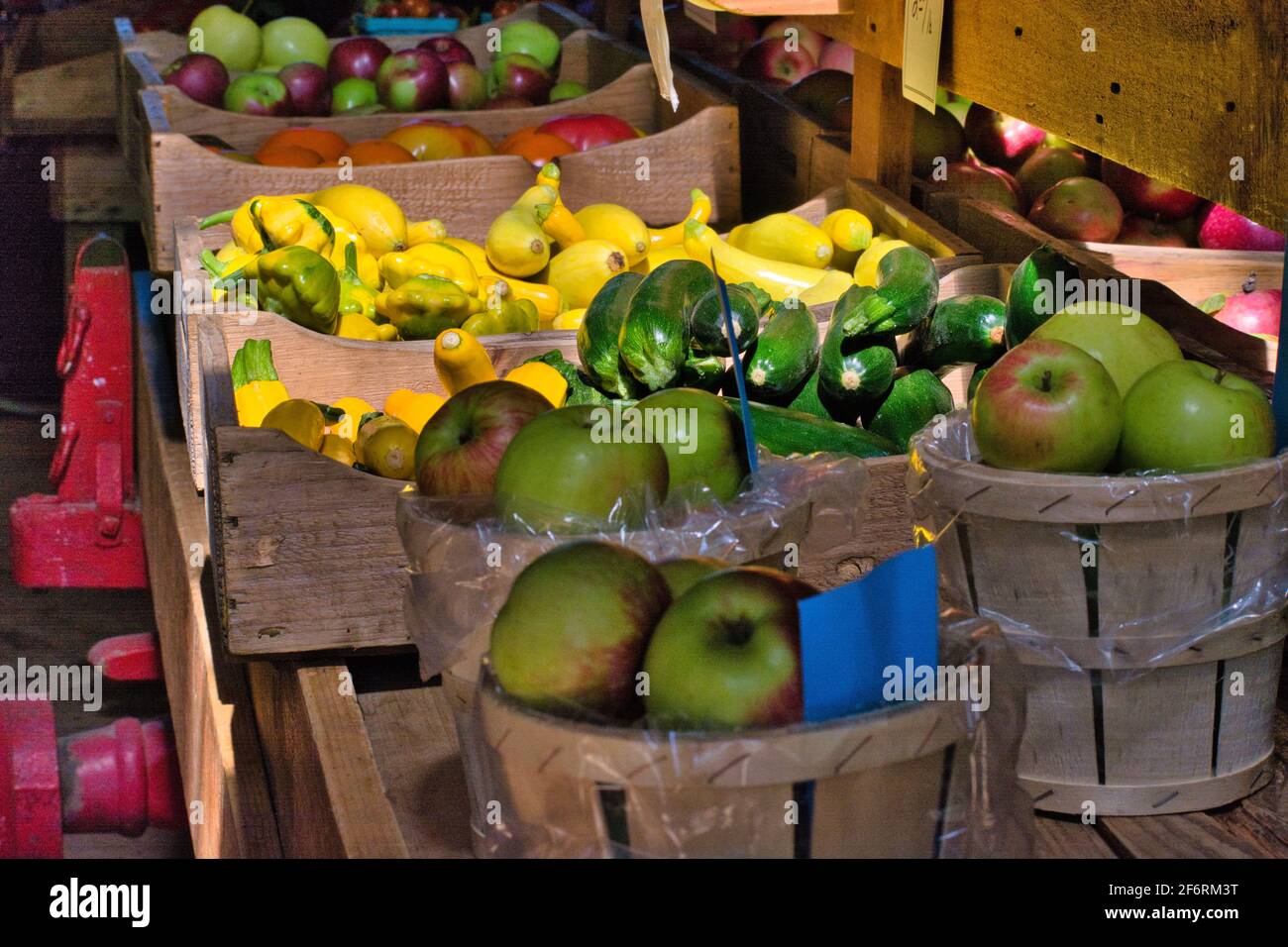 Fruit and vegetable display at farmer's market Stock Photo - Alamy