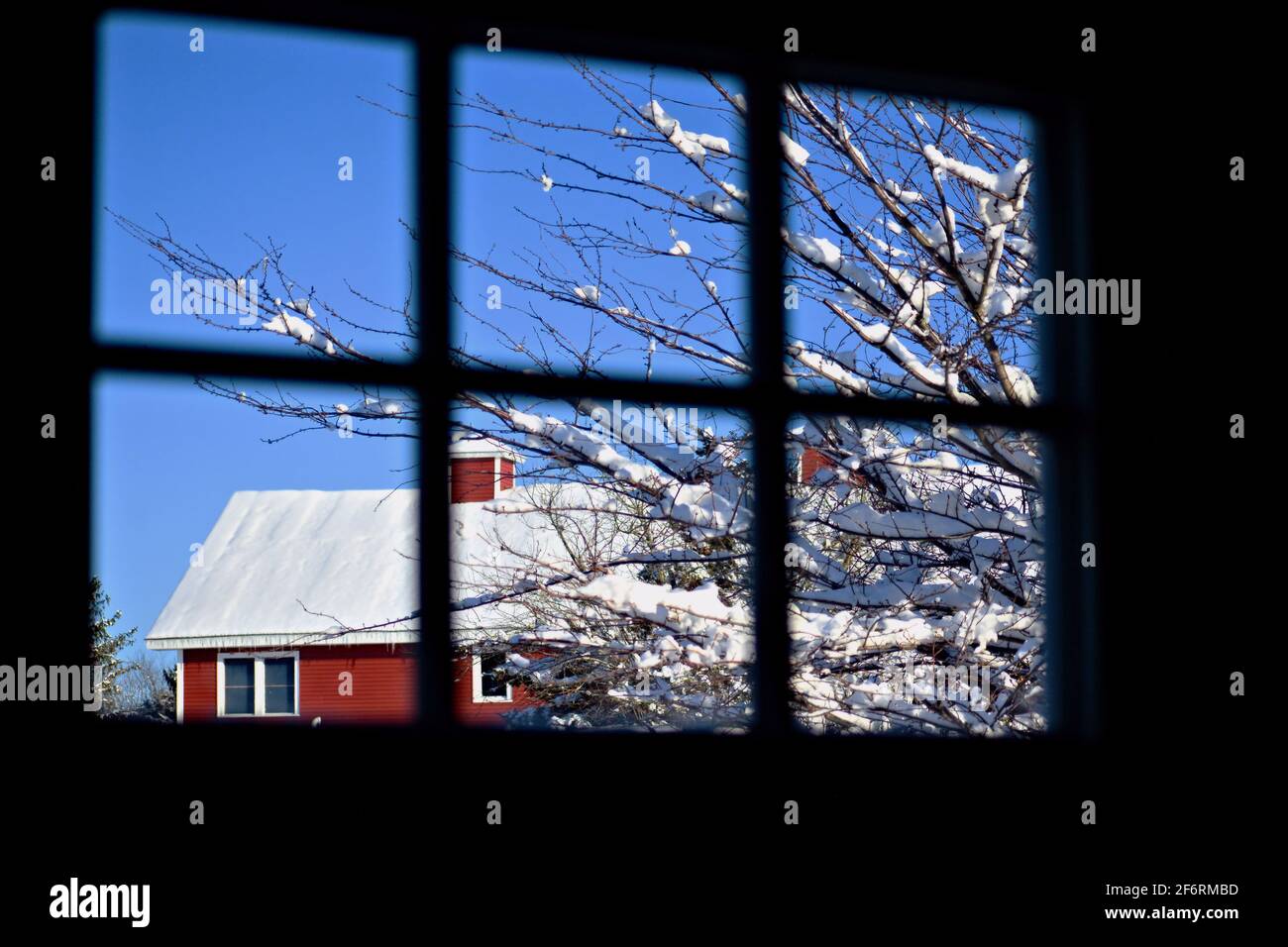 Winter snow scene through window hi-res stock photography and images ...