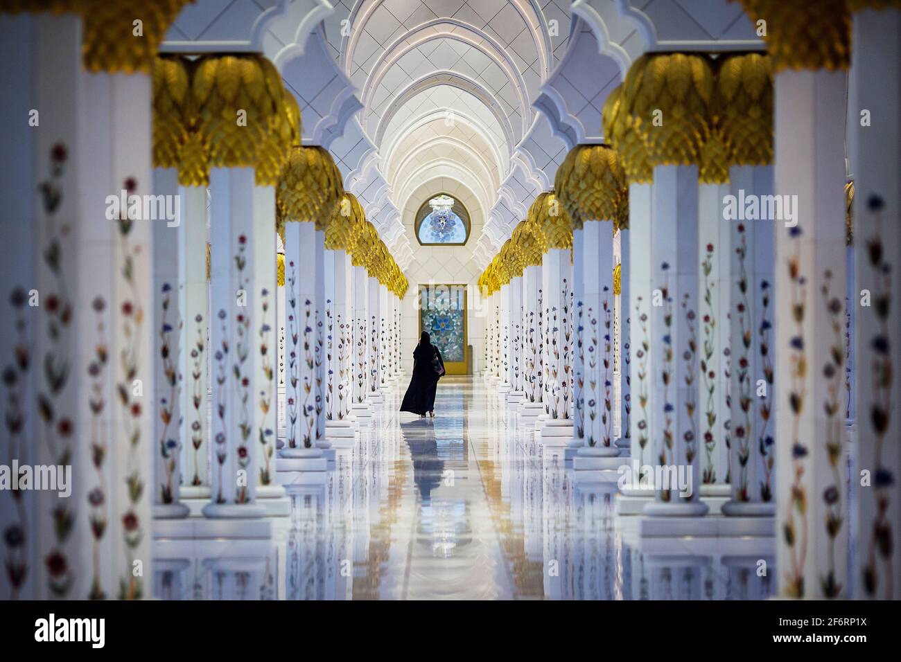 Grand sheikh zayed mosque door hi-res stock photography and images - Alamy