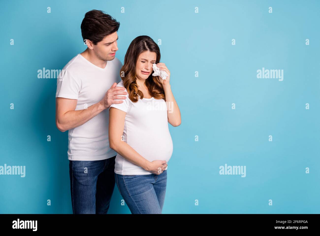 Photo portrait of two people couple pregnant wife crying wiping tears ...