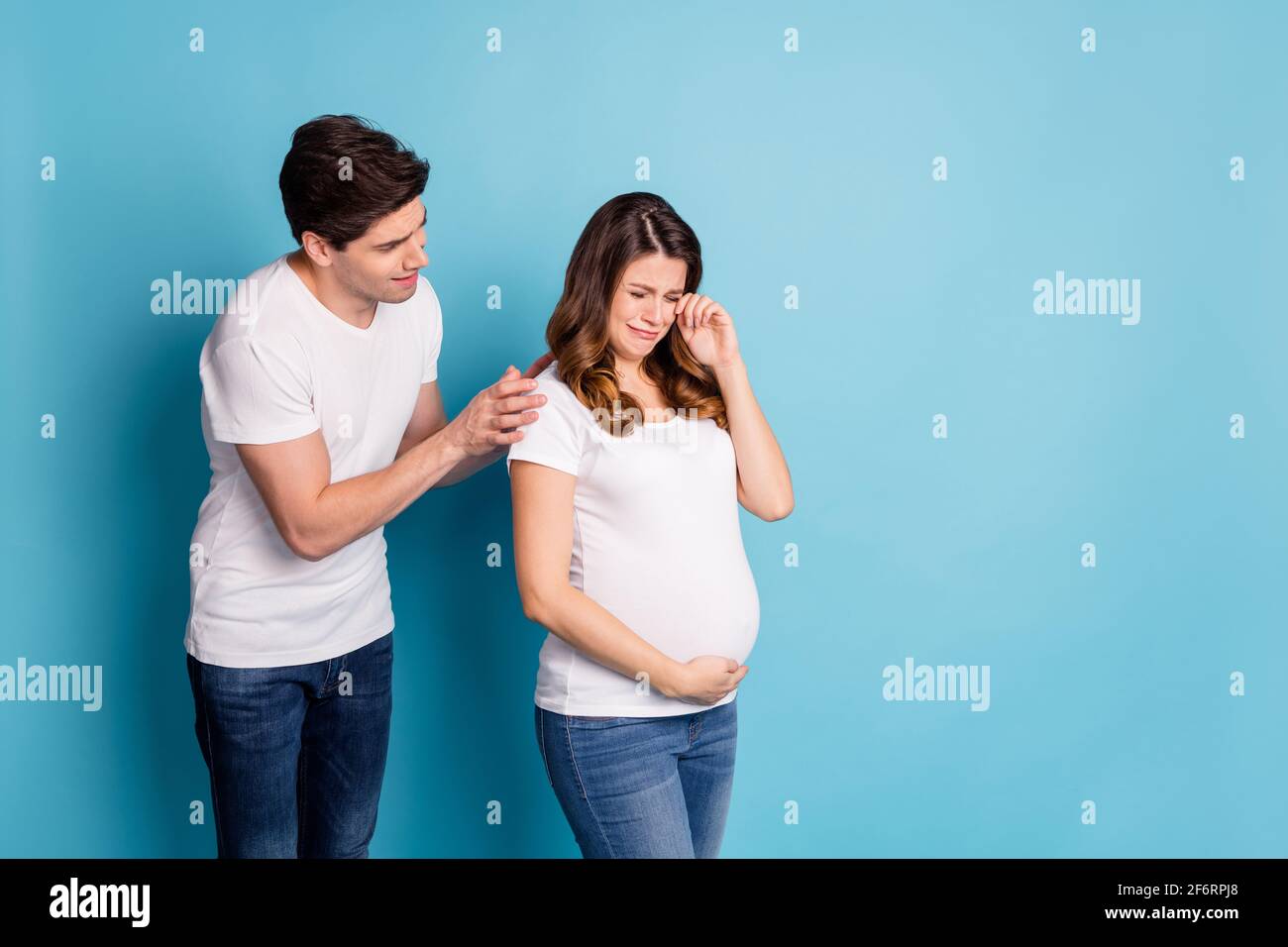 Photo portrait of two people couple sad pregnant wife crying husband ...