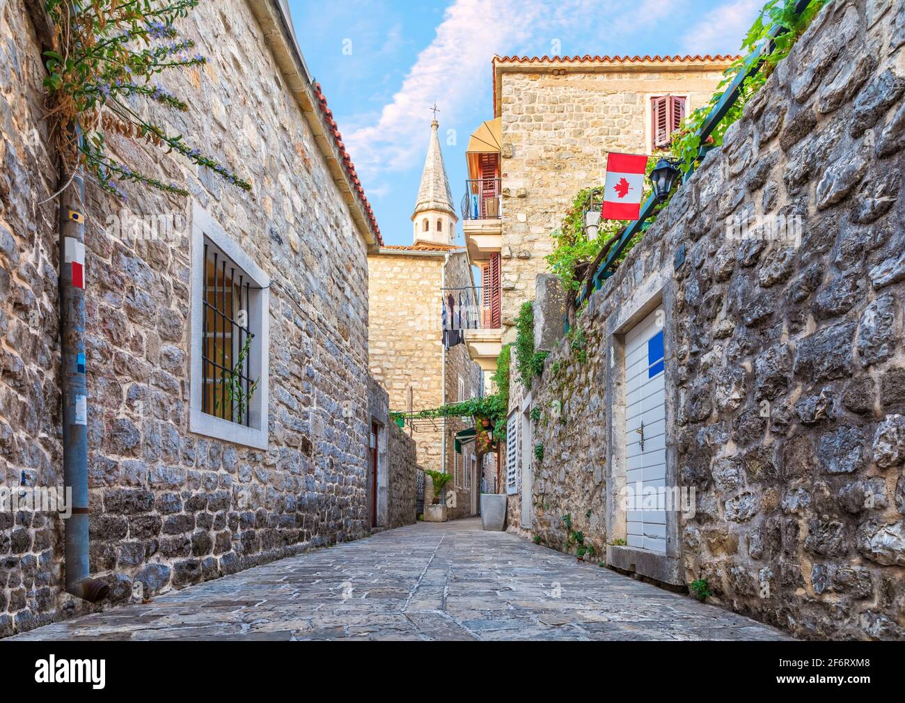 Narrow european street hi-res stock photography and images - Alamy