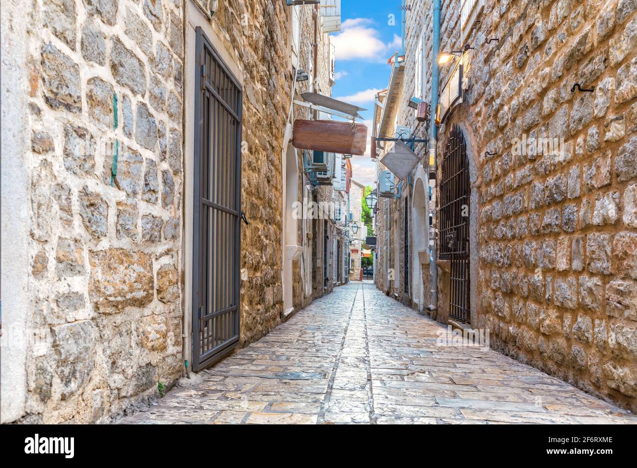 Old european alleyway hi-res stock photography and images - Alamy
