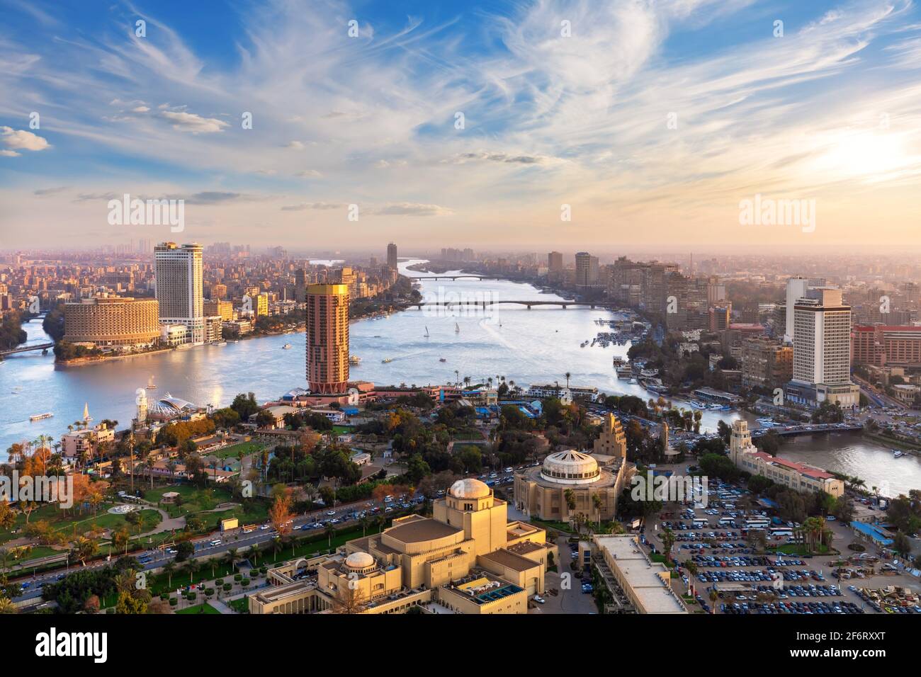 Birds eye view skyscraper water hi-res stock photography and images - Alamy