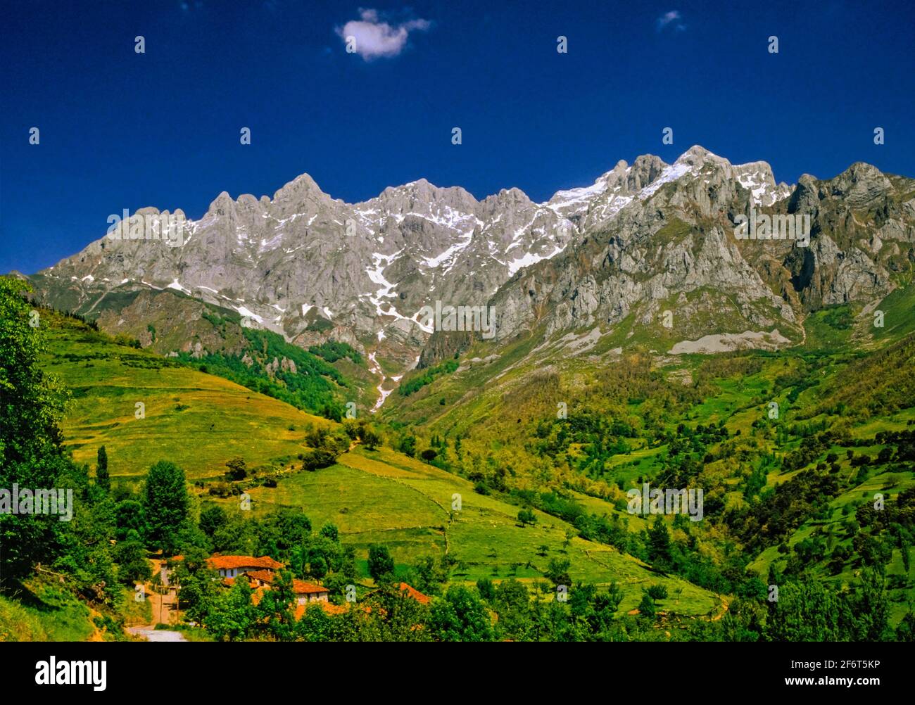Cantabrian de mountain spain spanish hi-res stock photography and ...