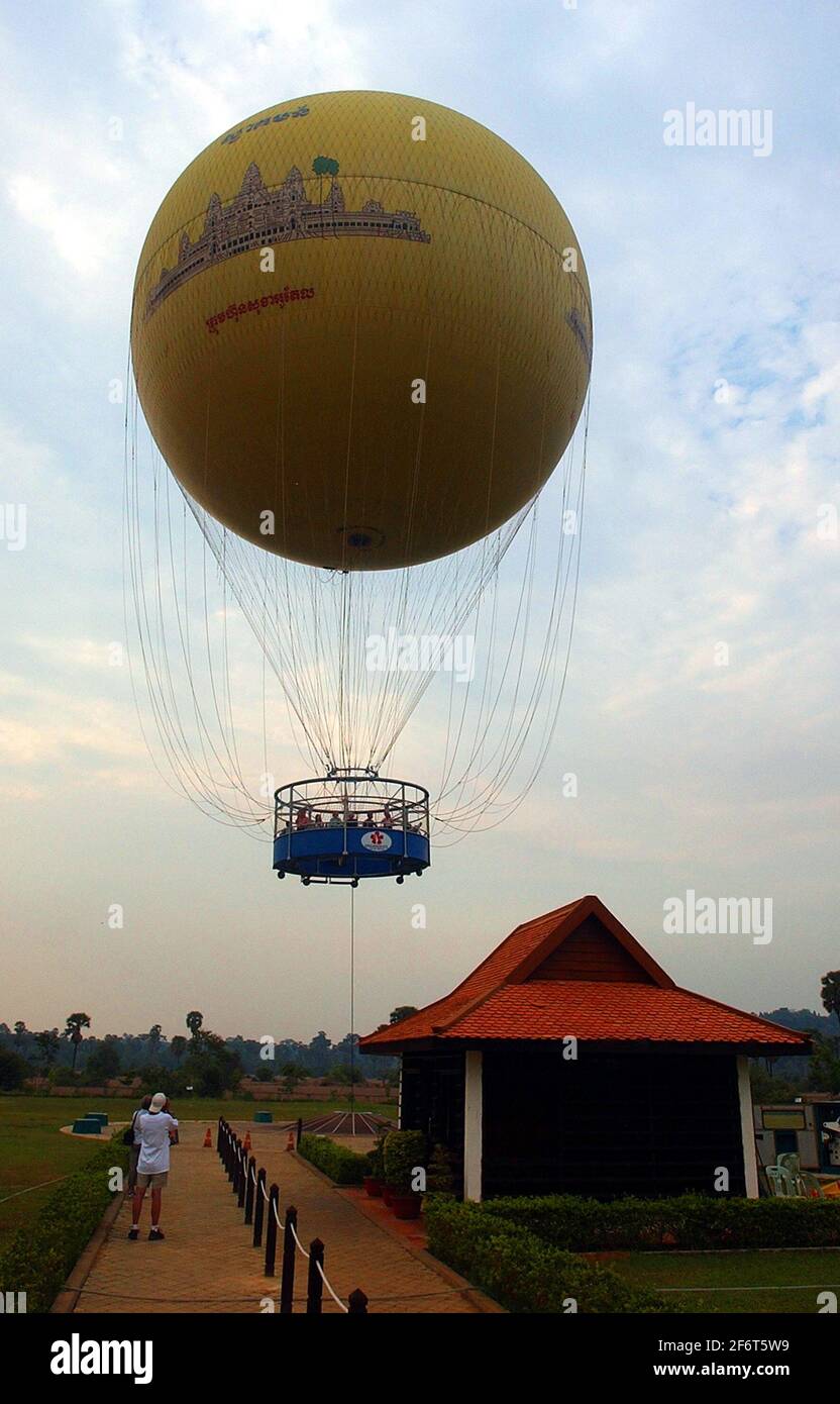 CAMBODIA MAY 2005 BALLOON RIDE OVER ANGKOR WAT PIC MIKE WALKER Stock ...