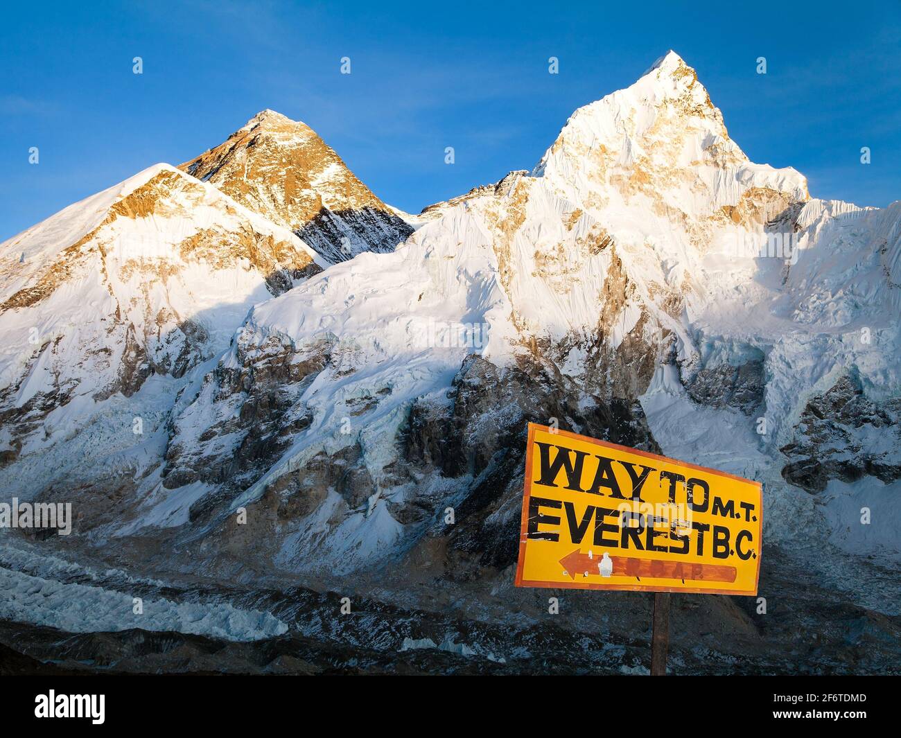 Mount everest summit sign hi-res stock photography and images - Alamy