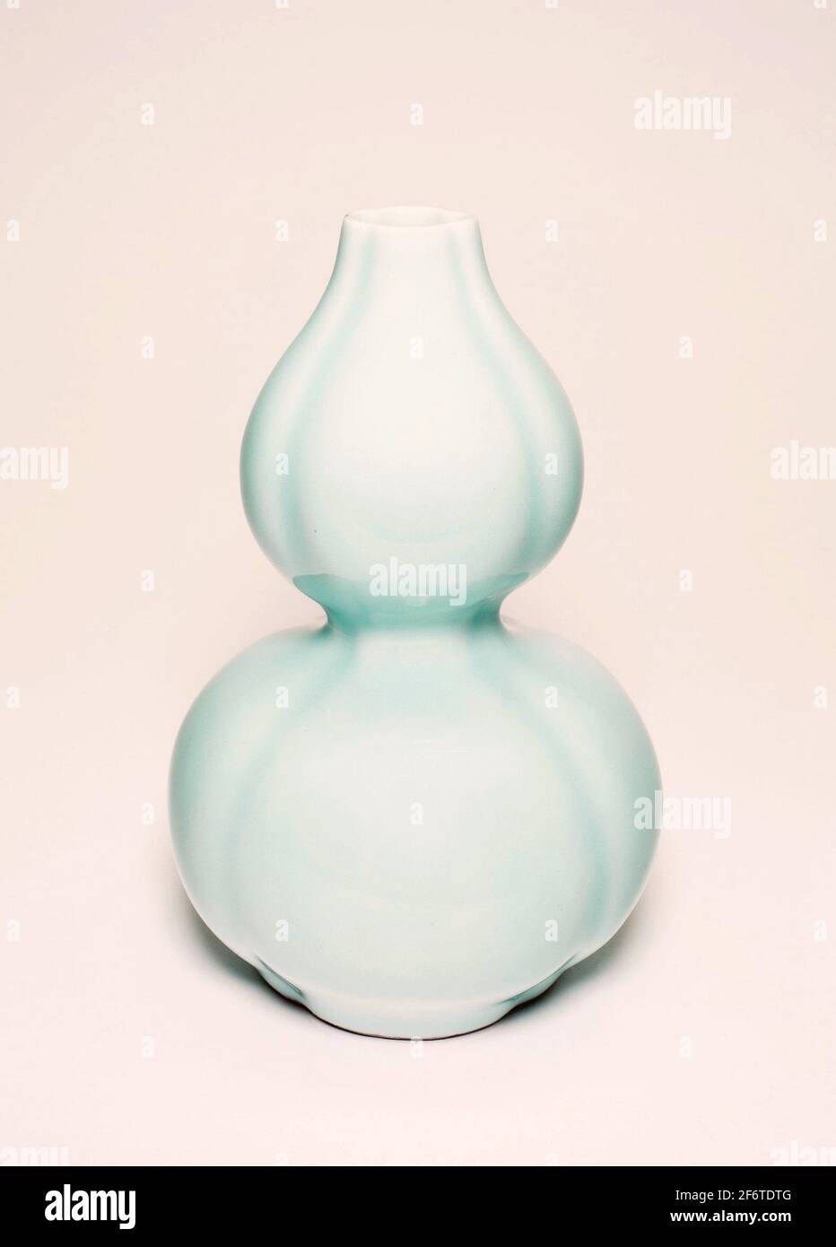 Celadon glazed porcelain hi-res stock photography and images - Alamy