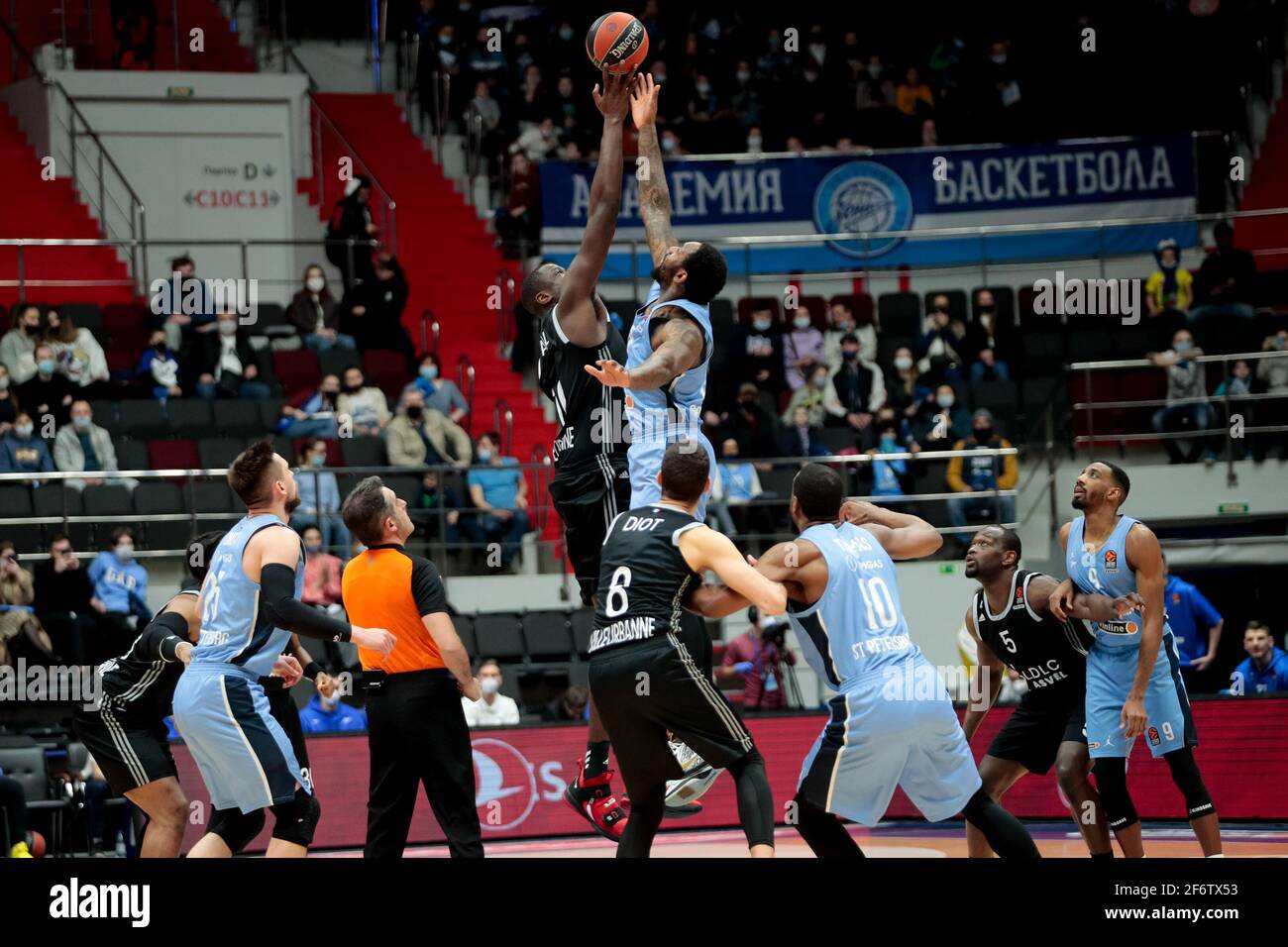 Basketball tip off hi-res stock photography and images - Alamy