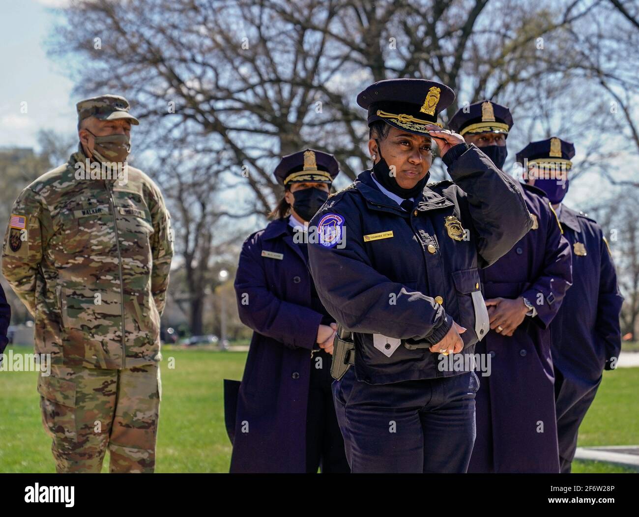 Back photo police officer hi-res stock photography and images - Alamy