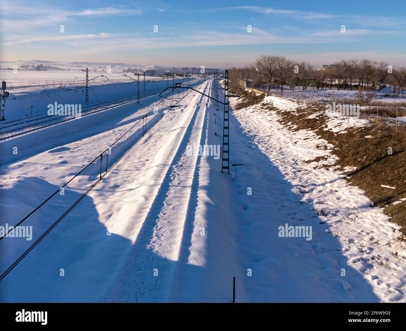 Snow on railway line hi-res stock photography and images - Alamy