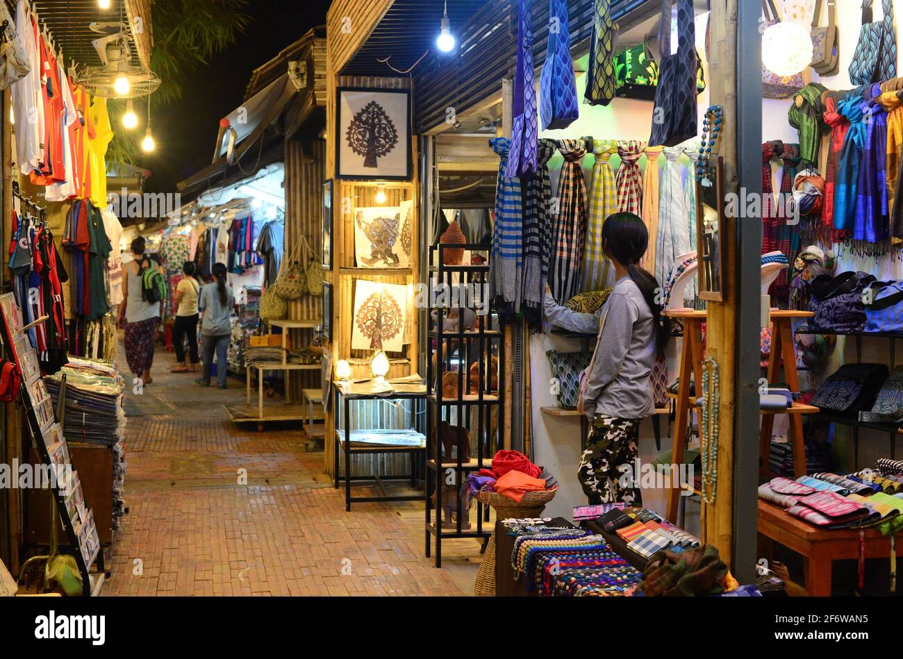 City shops hi-res stock photography and images - Alamy