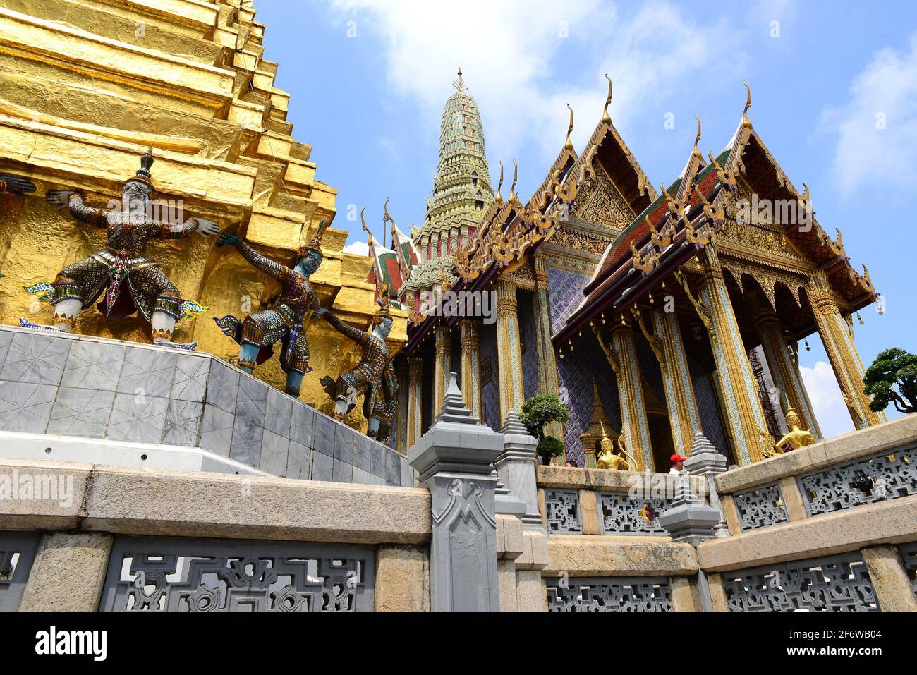 Emerald buddha bangkok statue hi-res stock photography and images - Alamy