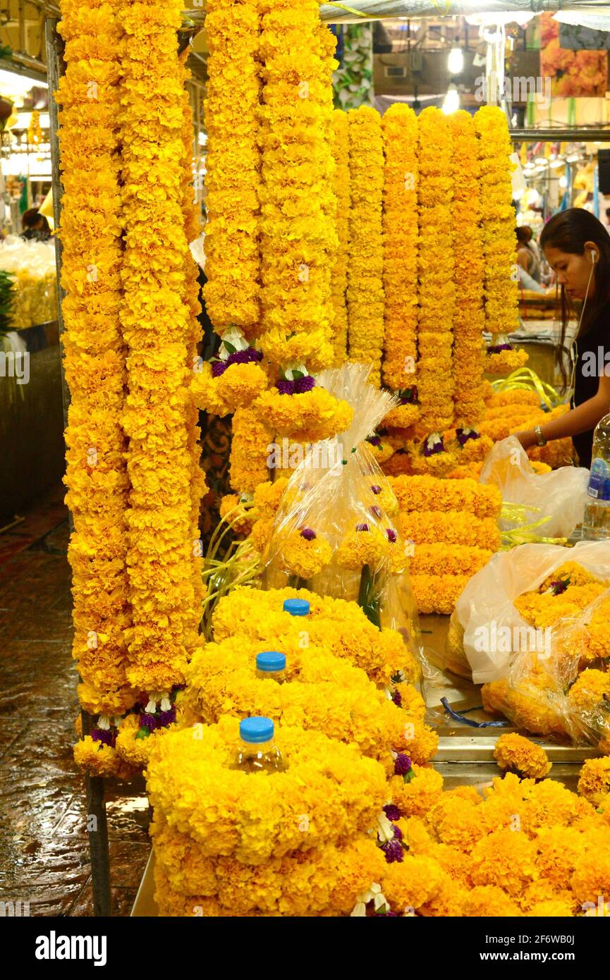 Bangkok flower market people hi-res stock photography and images - Alamy