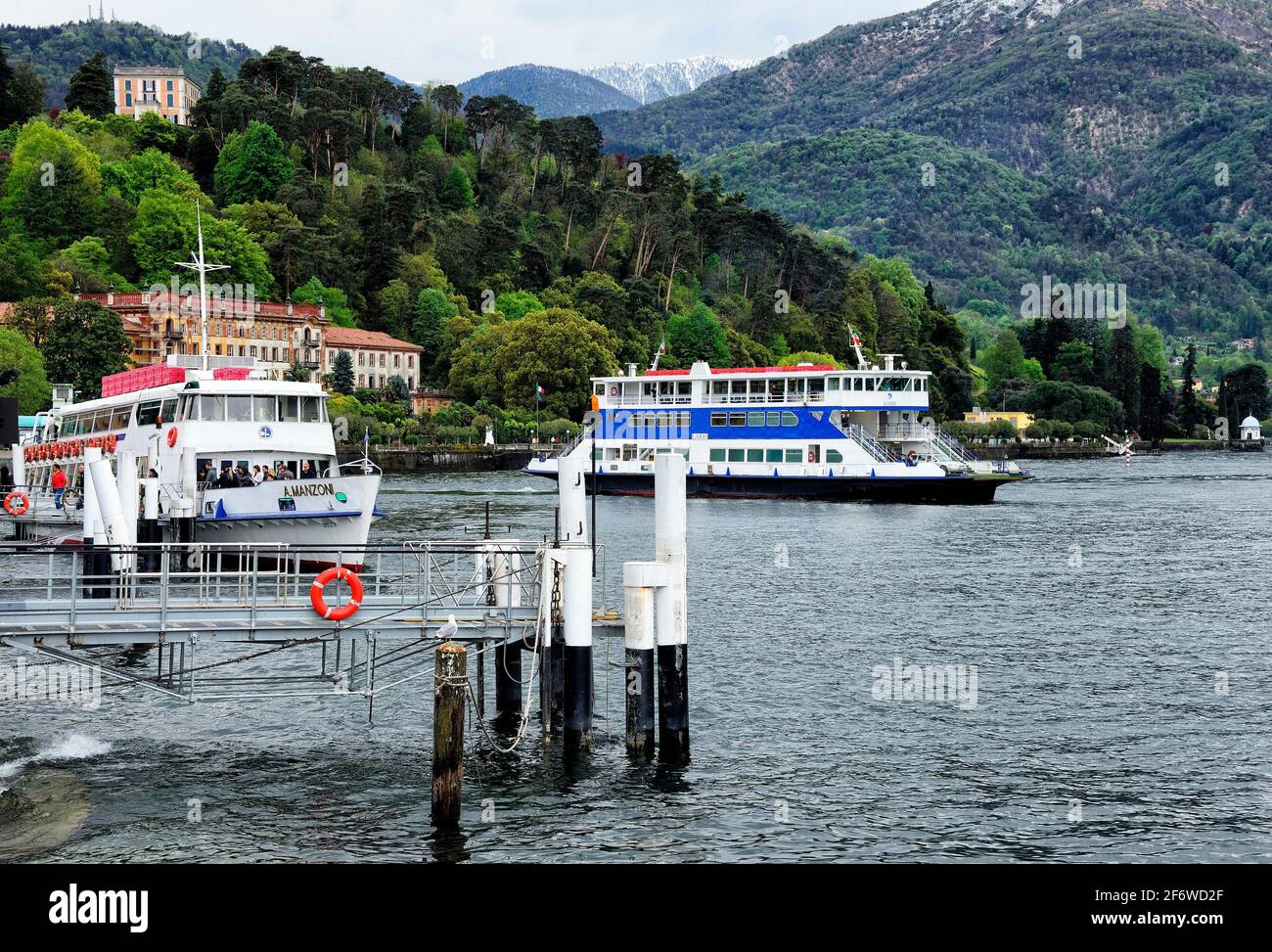 Ferry boat pier lake como hi-res stock photography and images - Alamy