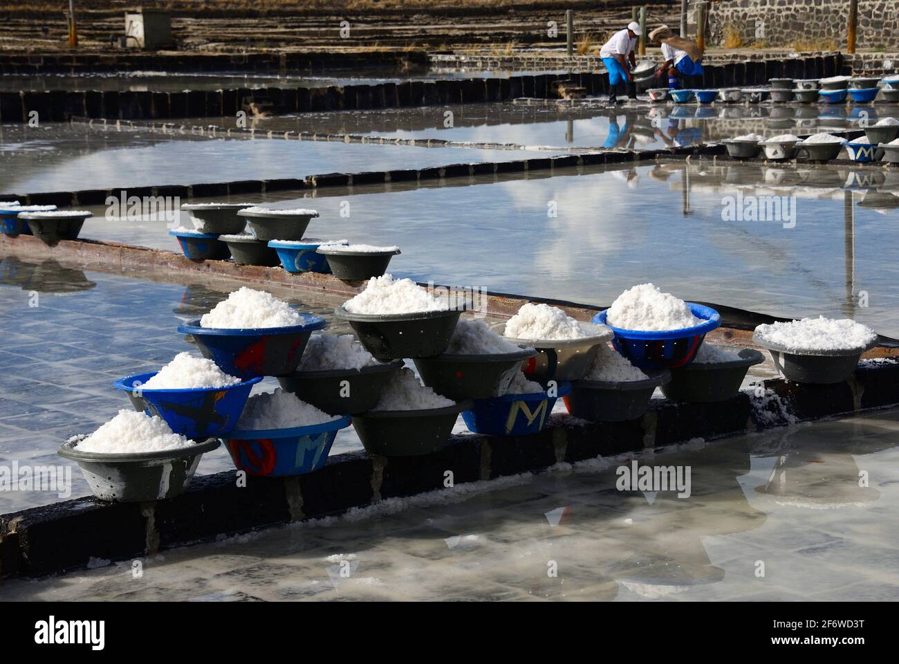 African woman carrying traditional water hi-res stock photography and ...