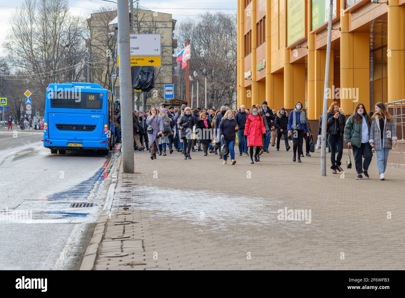 Passengers leaving a bus hi-res stock photography and images - Alamy