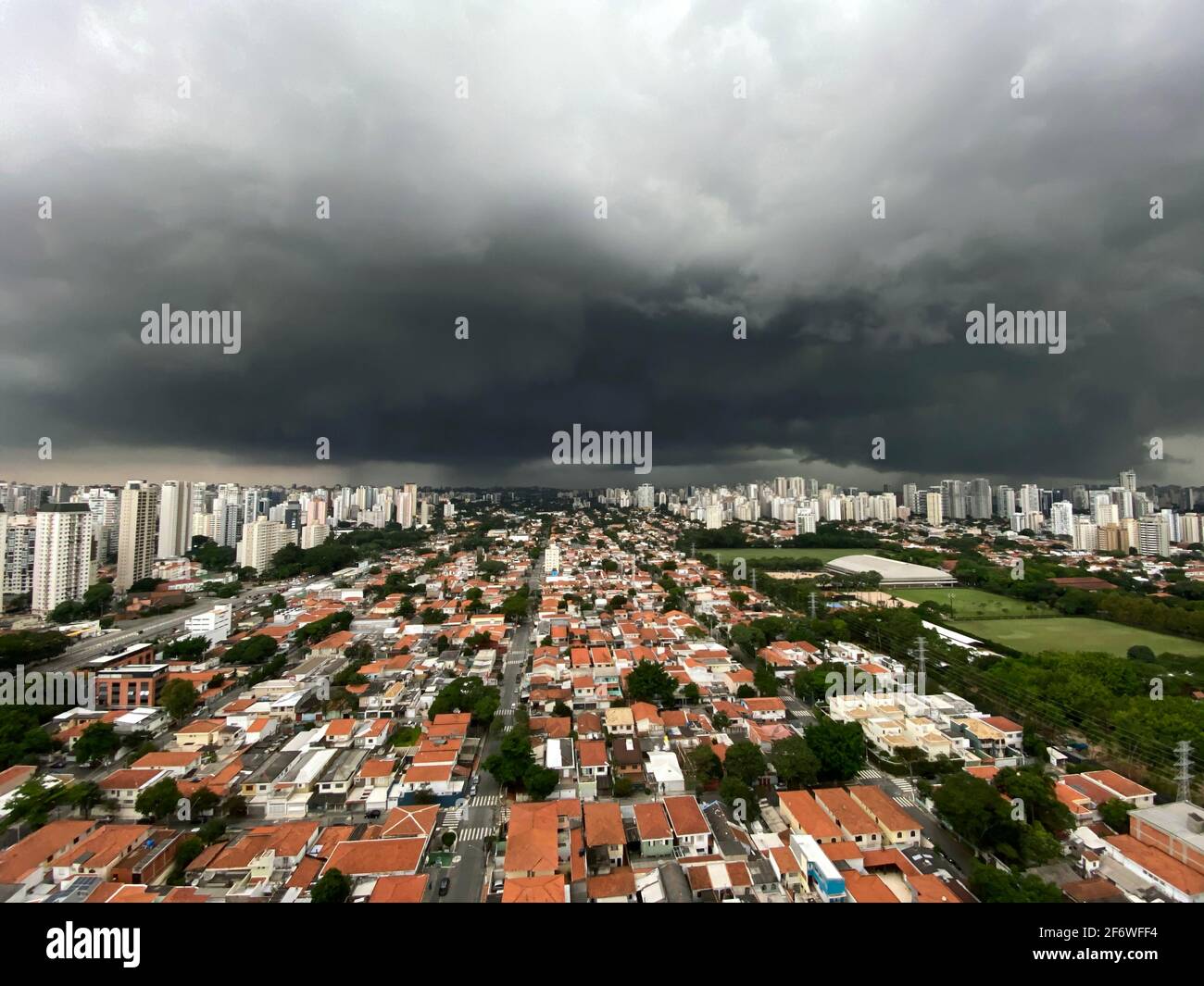 Buildings nimbus rain cloud hi-res stock photography and images - Alamy