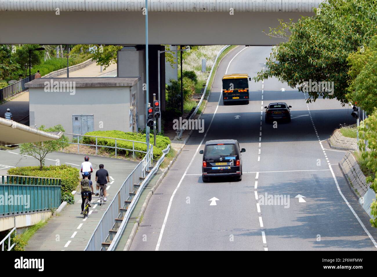 Cars and cyclists on Tung Chung Waterfront Road (東涌海濱路 Stock Photo - Alamy