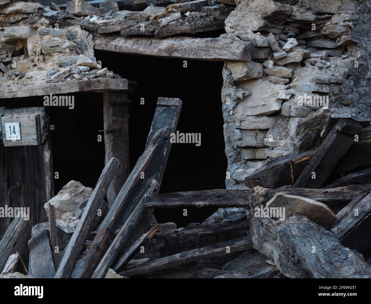 Quake roof collapse hi-res stock photography and images - Alamy