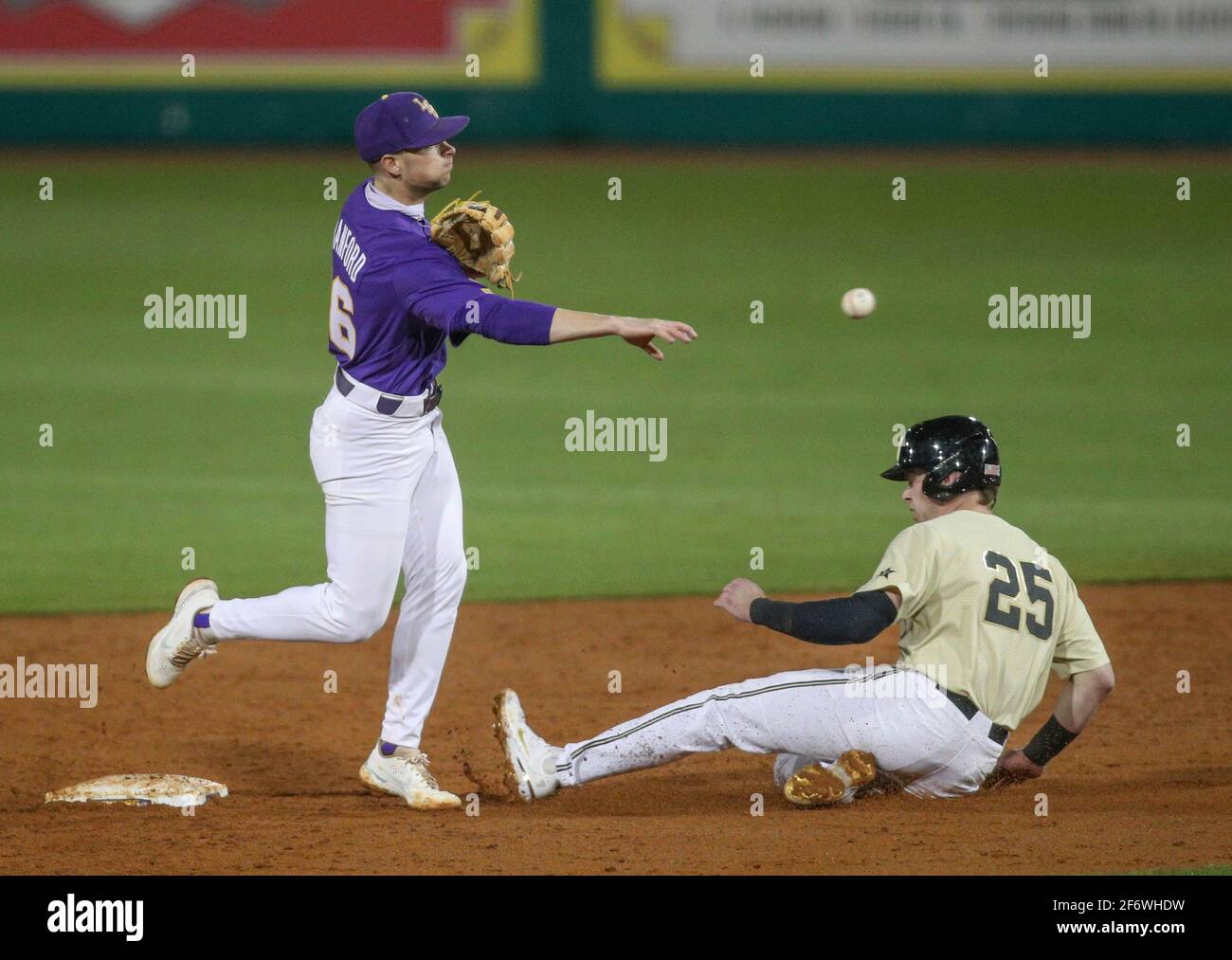 Sliding into 2nd base hi-res stock photography and images - Alamy