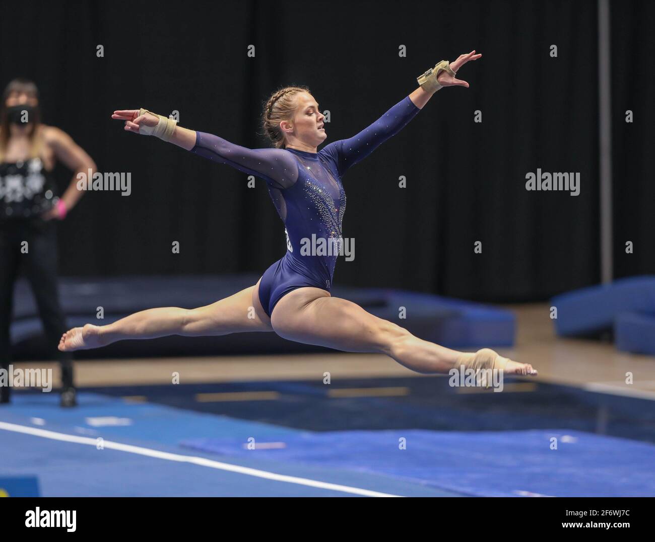 Gymnastics leap hi-res stock photography and images - Alamy