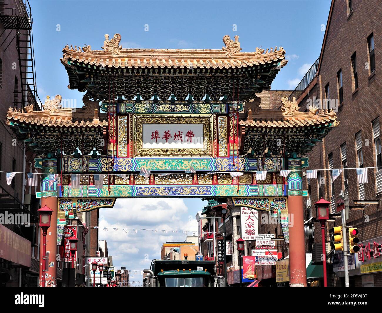 Gate to Philadelphia Chinatown viewed from the South Stock Photo - Alamy