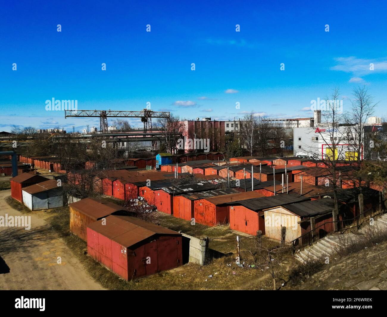 Garages row brick hi-res stock photography and images - Alamy