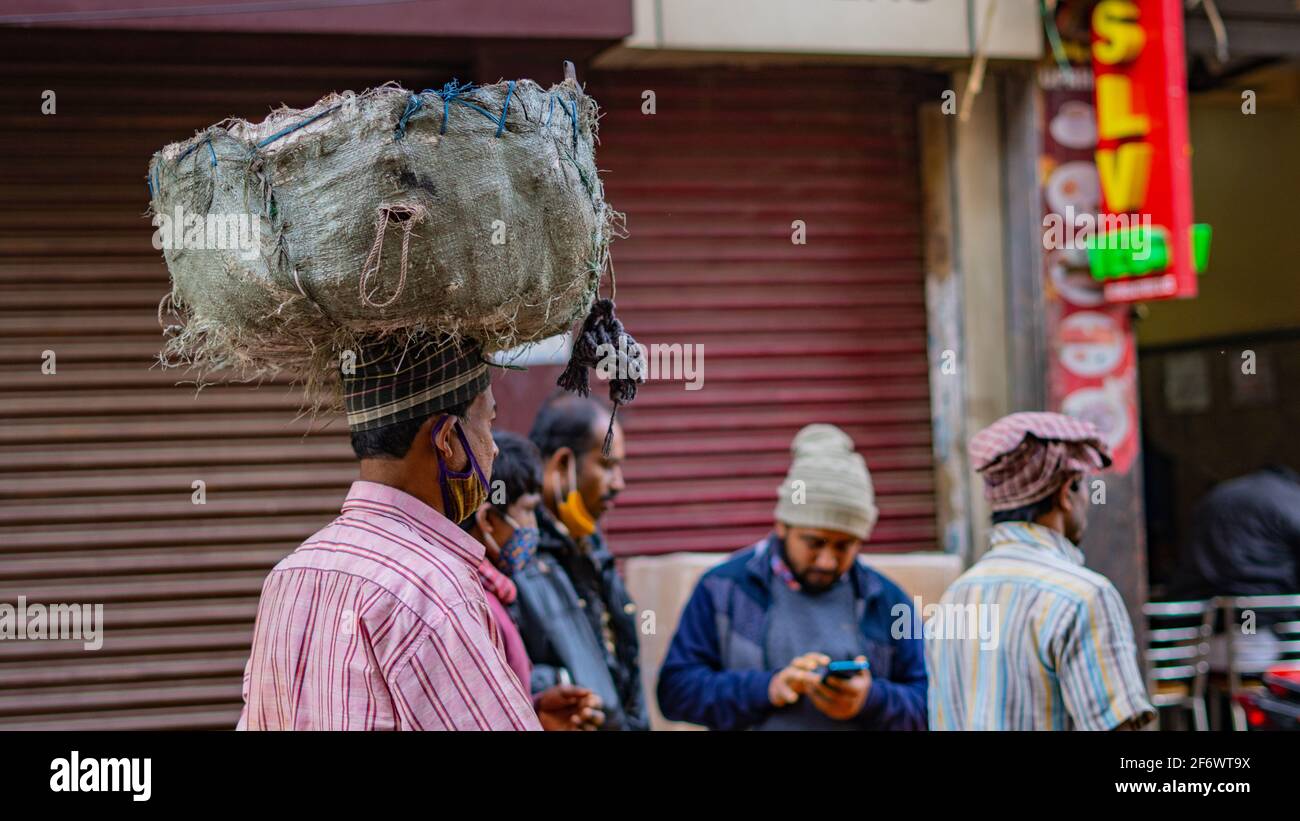Carrying basket on her head hi-res stock photography and images - Alamy