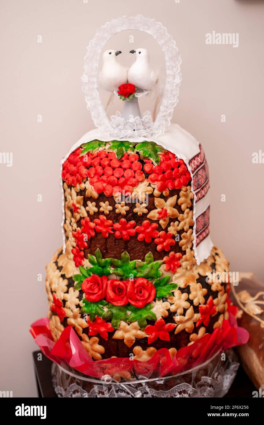 Beautiful wedding cake decorated with flowers, cake close up and blur ...