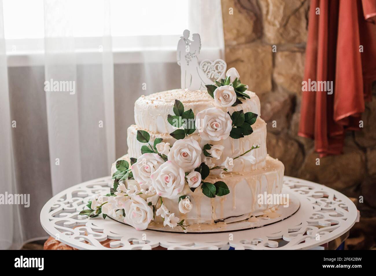 Beautiful wedding cake decorated with flowers, cake close up and blur ...